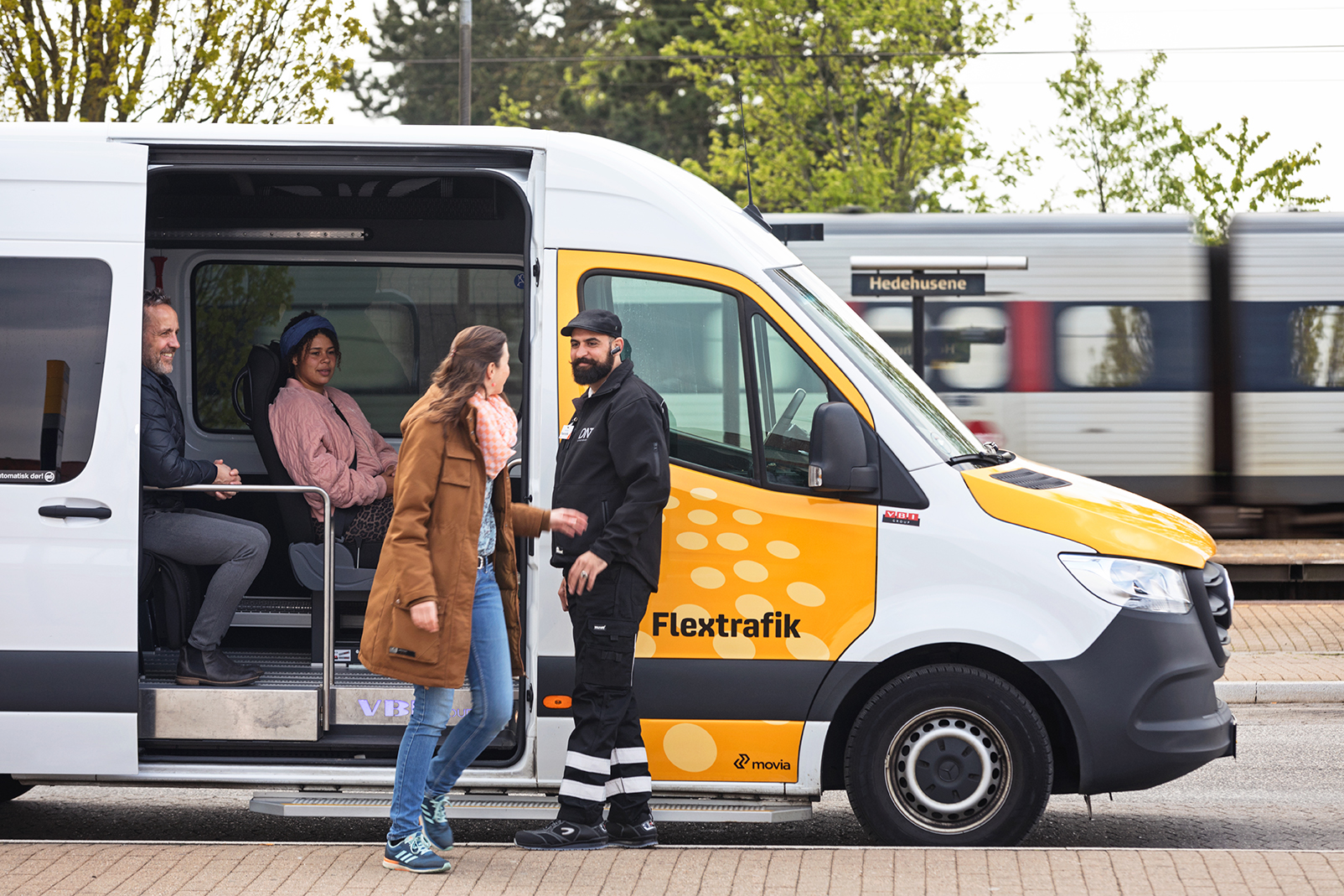 Billede af en flextrafik chauffør, som er ved at lukke døren på en ...